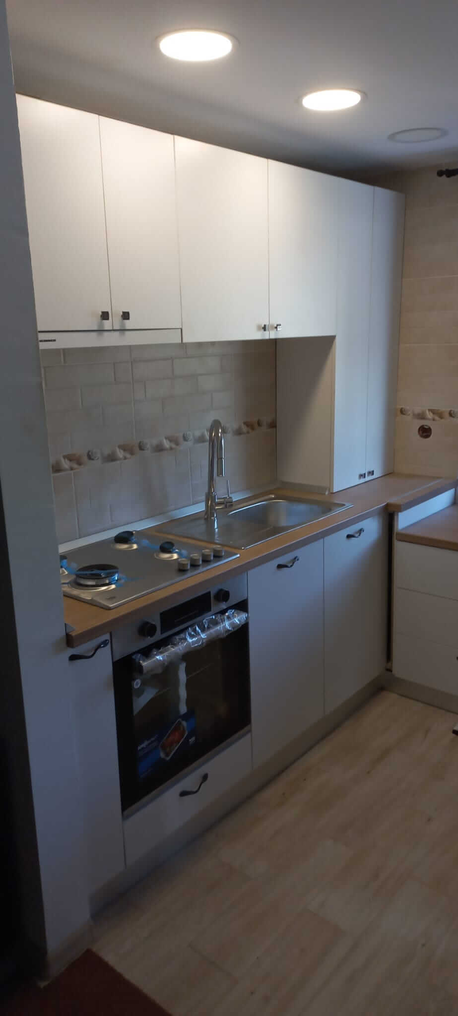 Bucătărie comandă București din Pal Melaminat Alb și usi MDF Vopsit ...