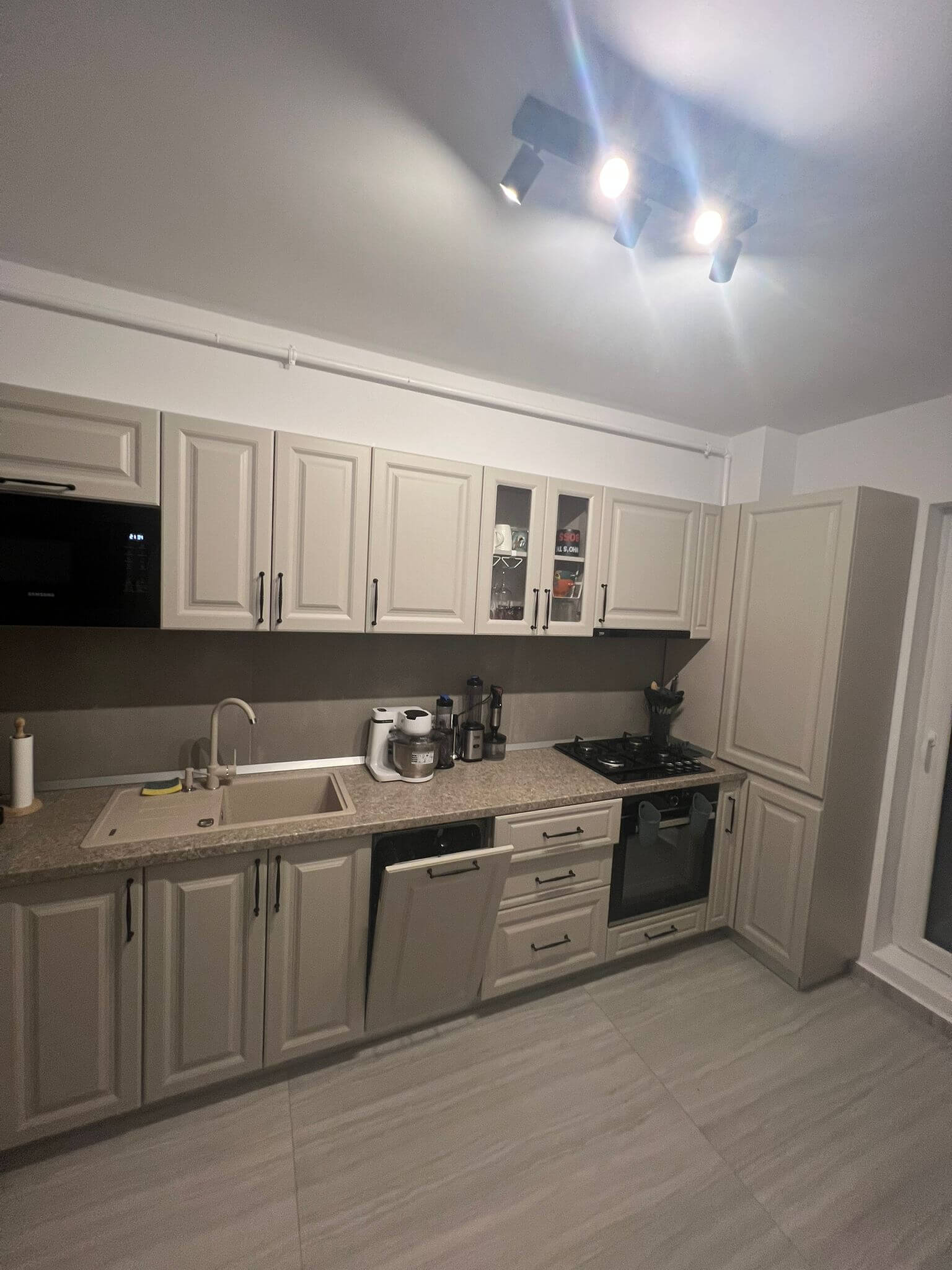 Mobilă bucatarie București carcase pal si MDF Vopsit Lucios la vedere