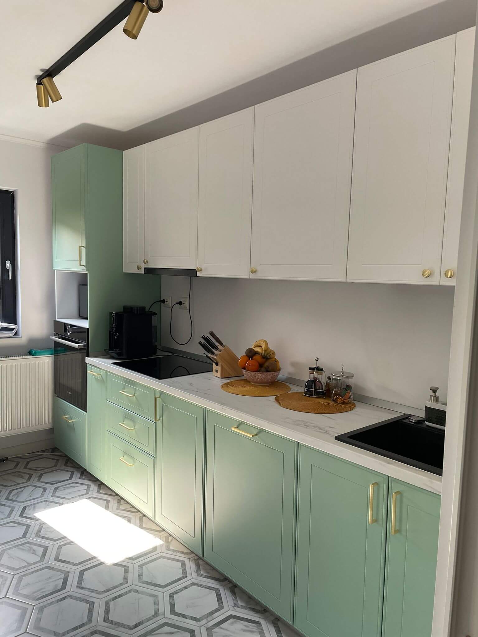 Bucătărie comandă București din Pal Melaminat Alb și usi MDF Vopsit ...