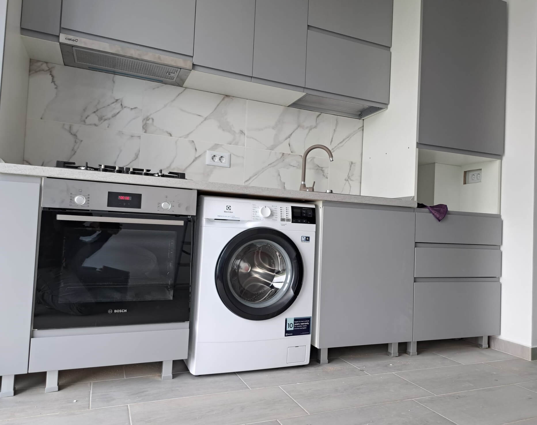 Mobilă bucătărie București din Pal cu uși MDF Vopsit Alb cu frezare ...