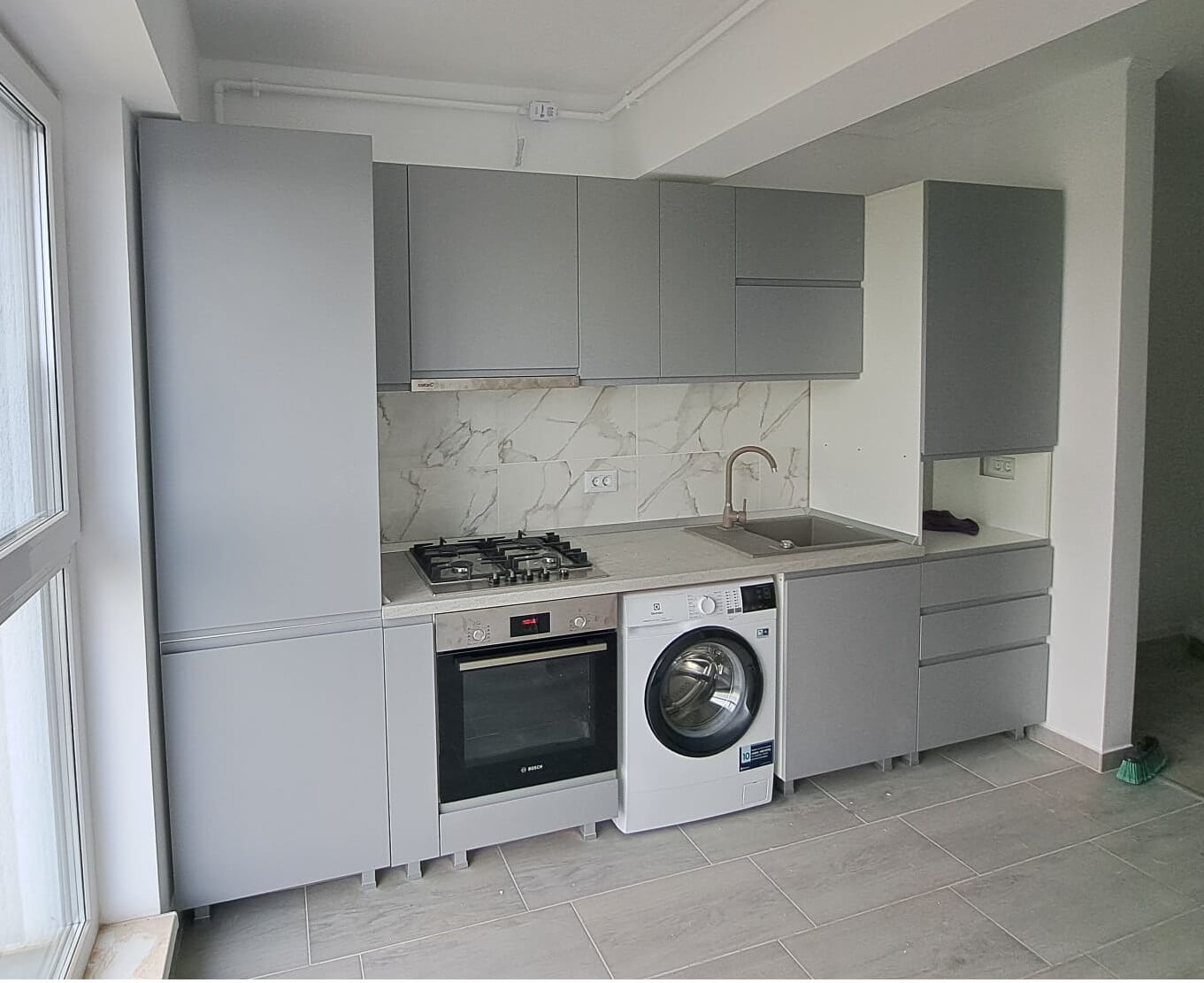 Mobilă bucătărie București din Pal cu uși MDF Vopsit Alb cu frezare ...