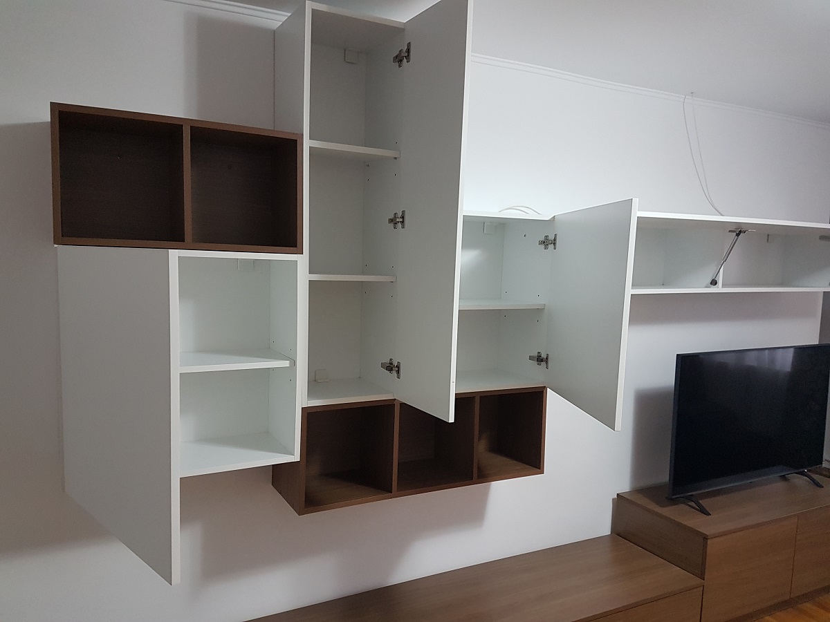 Mobilă living la comandă București din pal și mdf melaminat lucios