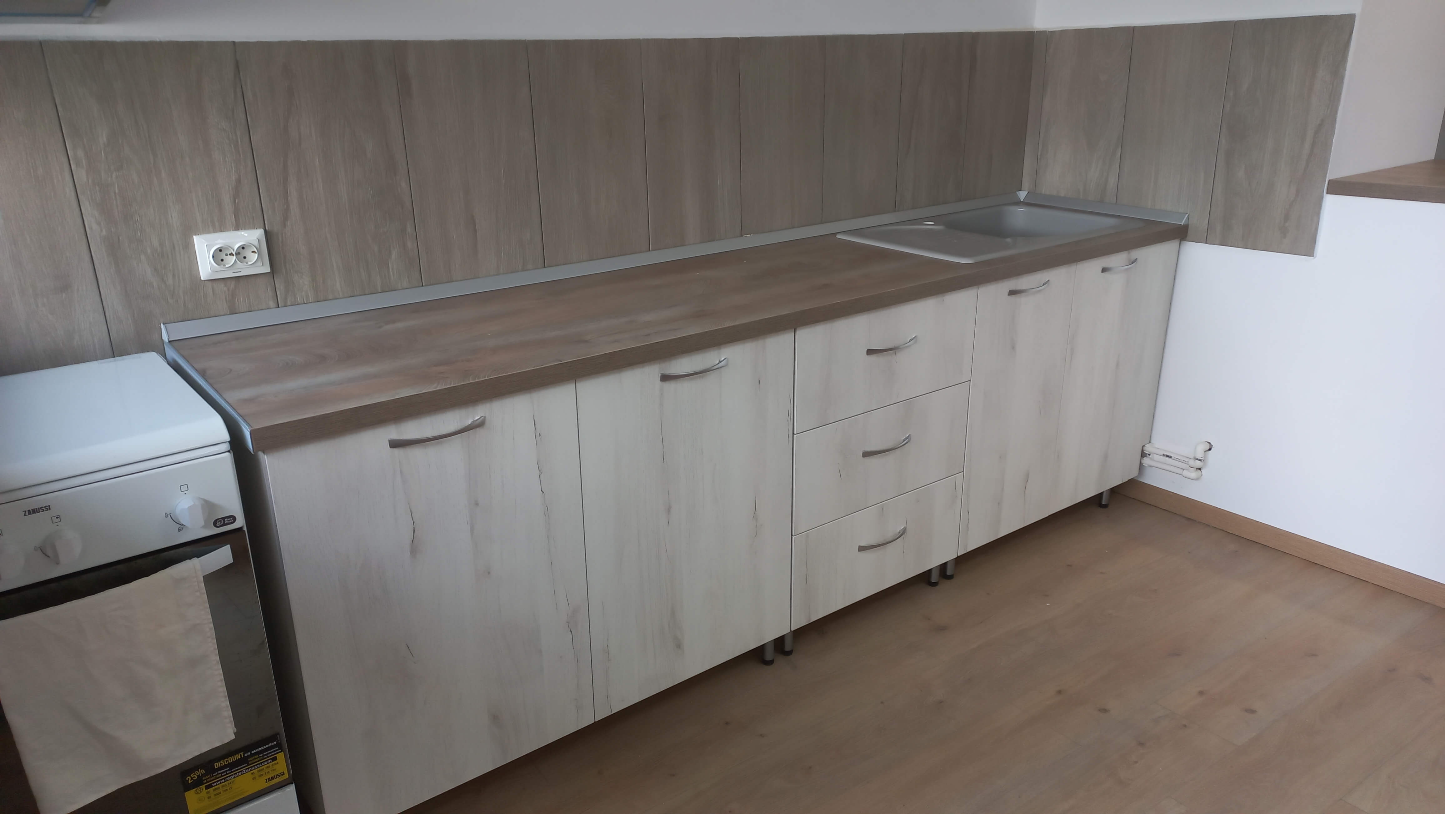 Mobilă bucătărie București din Pal cu uși MDF Vopsit Alb cu frezare ...