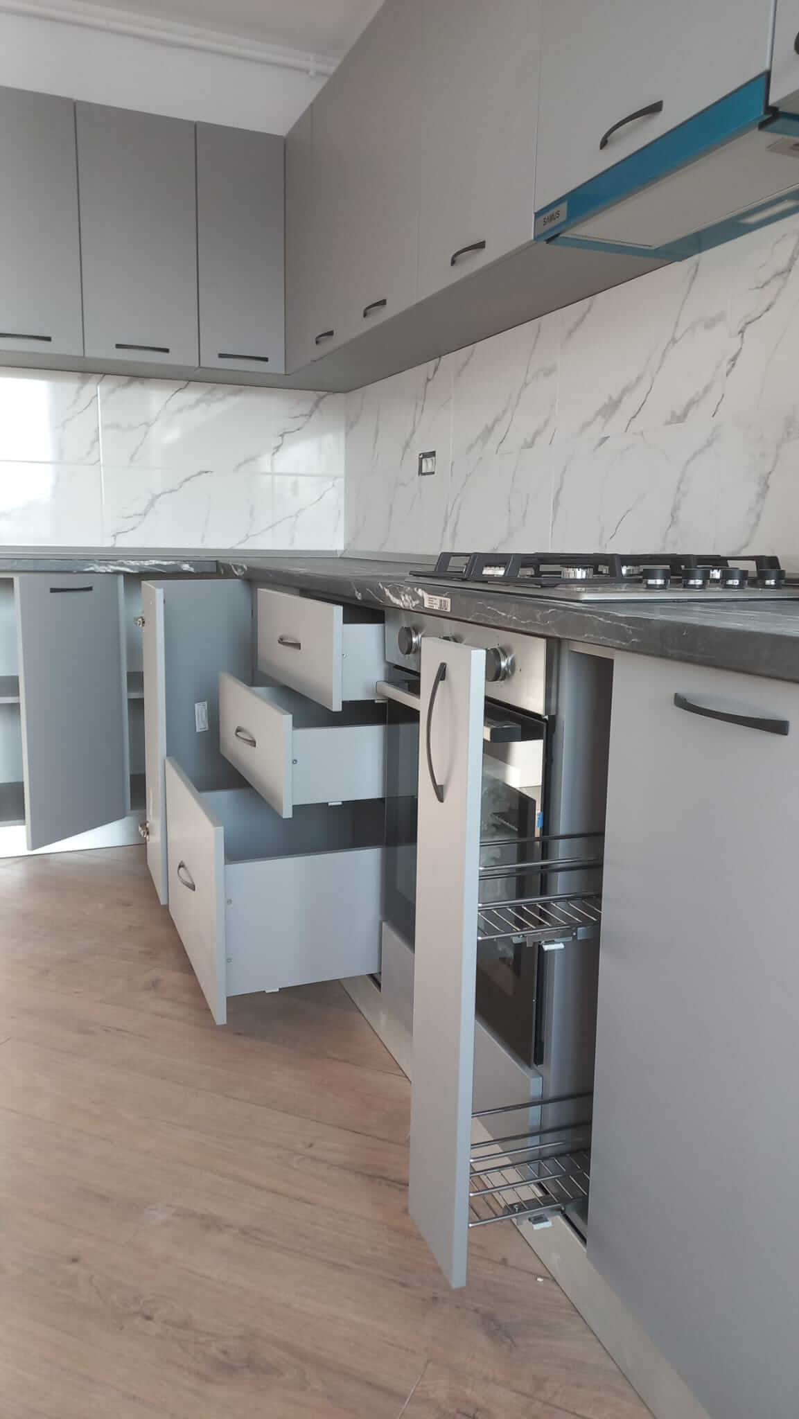 Bucătărie comandă București din Pal Melaminat Gri, feronerie Blum ...