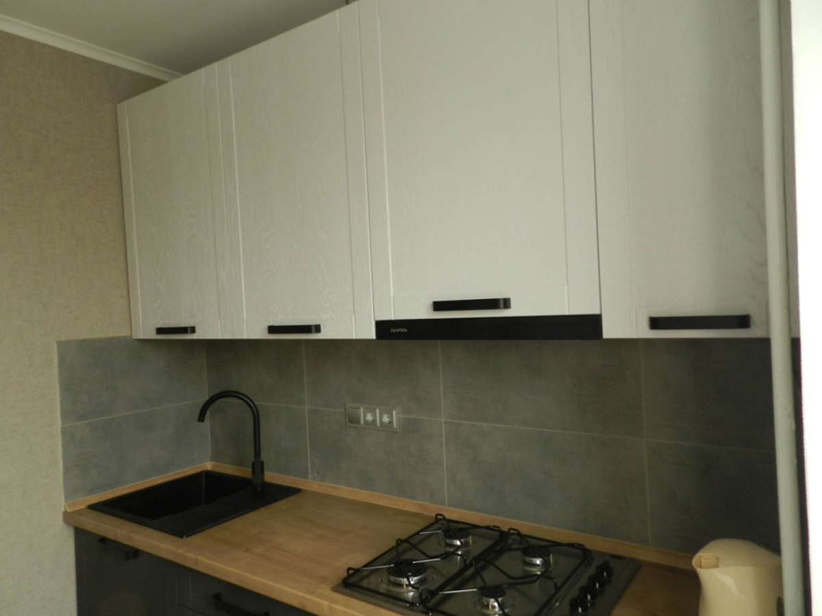 Bucătărie comandă din Pal cu uși MDF Vopsit Alb și Gri