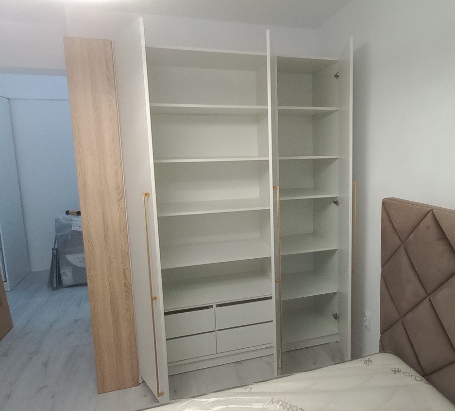 Dressing la comandă cu 3 uși normale și etajeră, 4 sertare, polițe